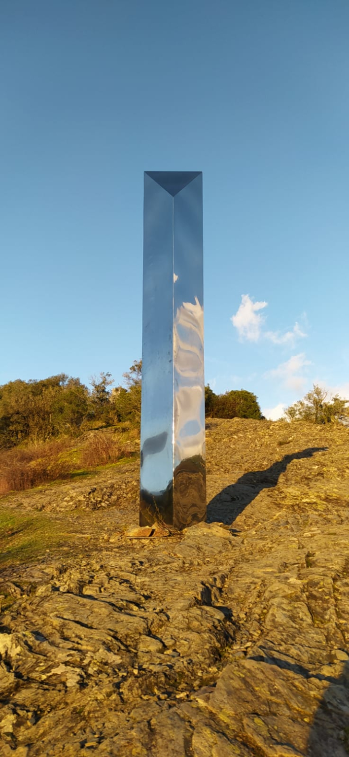 Un monolithe en acier sur les hauteurs d'Ambialet - Office de Tourisme ...