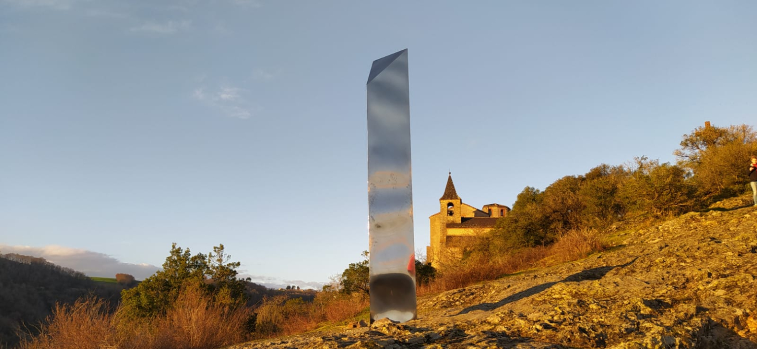 Un monolithe en acier sur les hauteurs d'Ambialet - Office de Tourisme ...