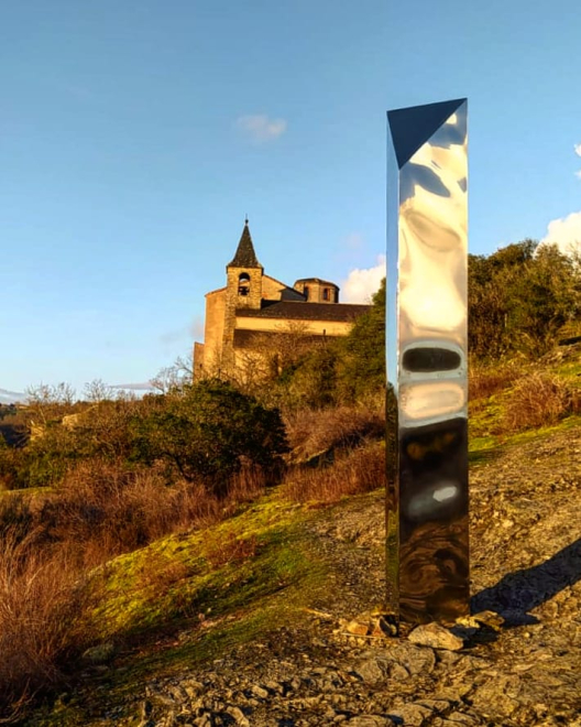 Un monolithe en acier sur les hauteurs d'Ambialet - Office de Tourisme ...