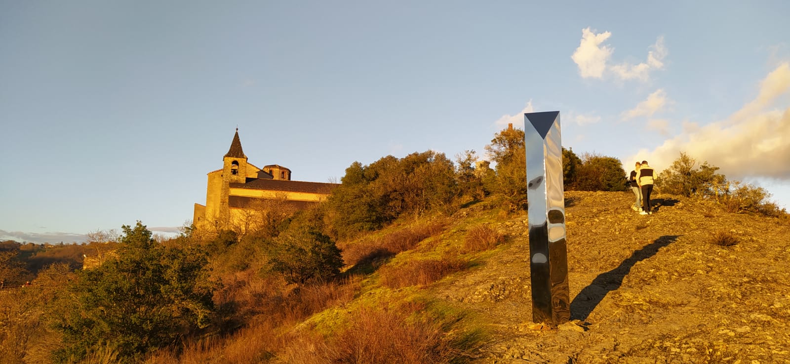 Un monolithe en acier sur les hauteurs d'Ambialet - Office de Tourisme ...