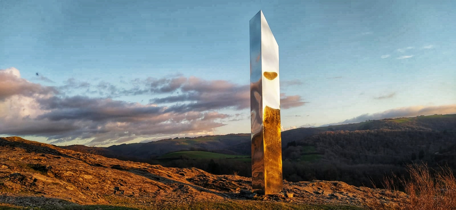 Un monolithe en acier sur les hauteurs d'Ambialet - Office de Tourisme ...