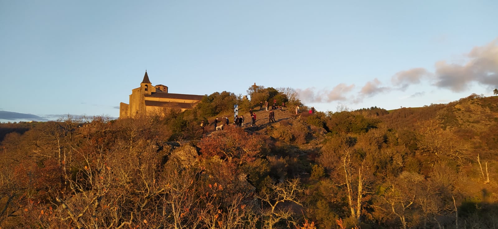 Un monolithe en acier sur les hauteurs d'Ambialet - Office de Tourisme ...